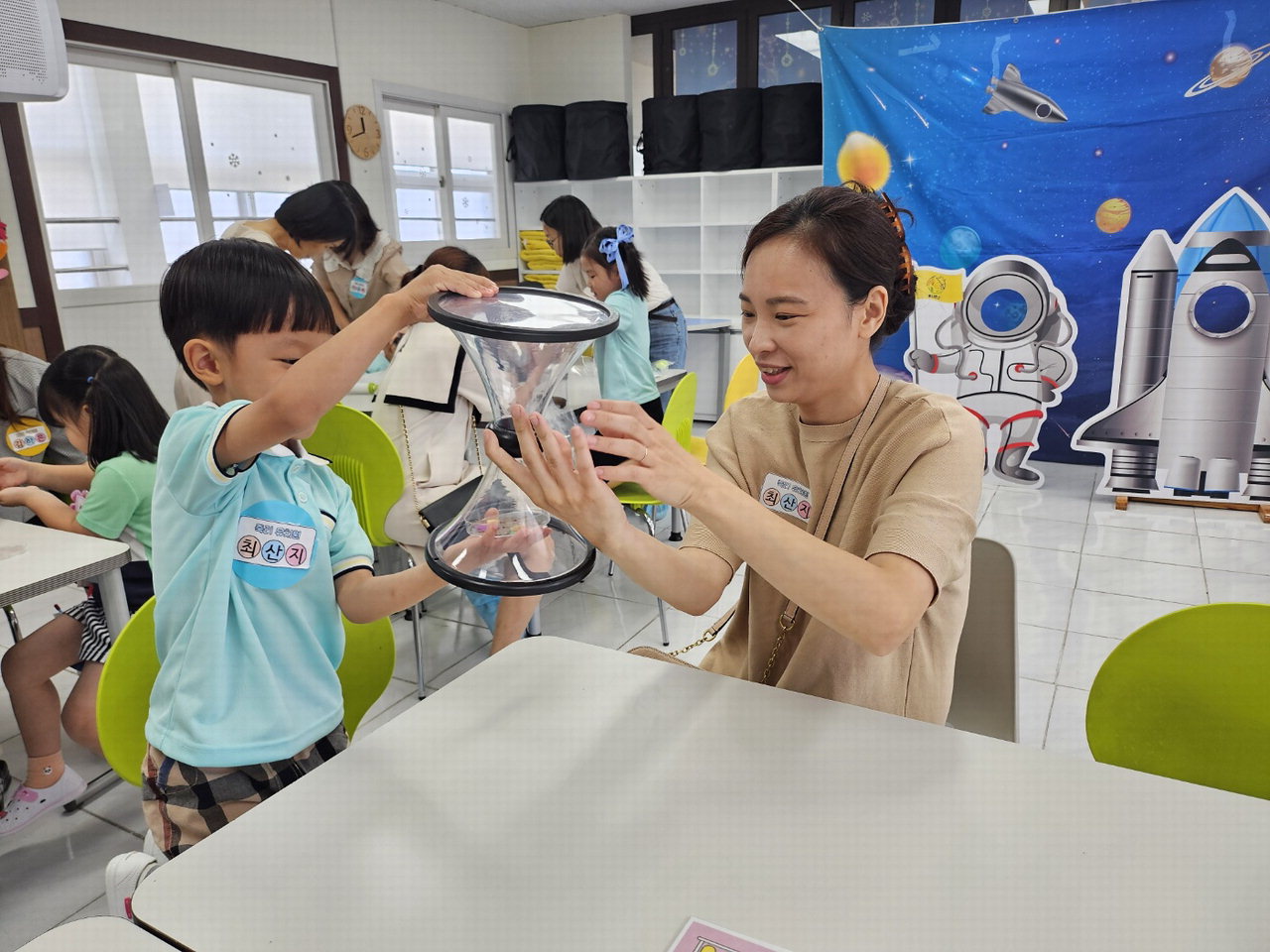 괴산군 4개 유치원, '가족과 함께 신기한 과학체험놀이' 활동